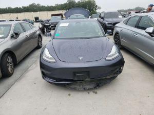 Grey Tesla Model 3 2019 in Klaipeda, with an engine capacity of 0.00 L and mileage of 210 thousand km for 10200 €, photo 3 on AUTOMOTO.COM.LV