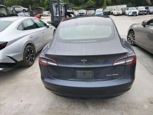 Grey Tesla Model 3 2019 in Klaipeda, with an engine capacity of 0.00 L and mileage of 210 thousand km for 10200 €, photo 4 on AUTOMOTO.COM.LV