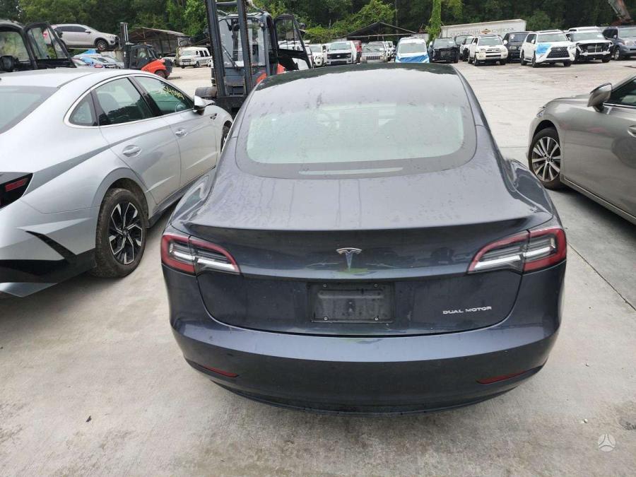 Grey Tesla Model 3 2019 in Klaipeda, with an engine capacity of 0.00 L and mileage of 210 thousand km for 10200 €, photo 4 on AUTOMOTO.COM.LV