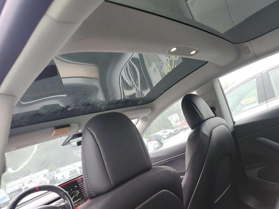 Grey Tesla Model 3 2019 in Klaipeda, with an engine capacity of 0.00 L and mileage of 210 thousand km for 10200 €, photo 19 on AUTOMOTO.COM.LV