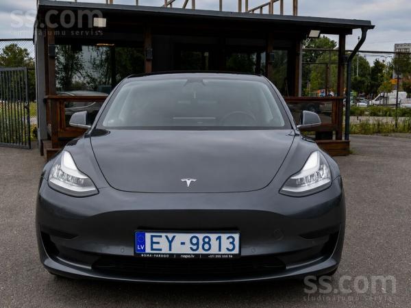 Grey Tesla Model 3 2019 in Riga, with an engine capacity of 0.00 L and mileage of 139 thousand km for 17900 €, photo 3 on AUTOMOTO.COM.LV