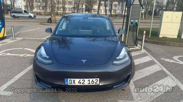 Pelēks Tesla Model 3 2020 Pērnava, ar dzinēja tilpumu 0.00 L un nobraukumu 128 tūkst. km par 18990 €, foto 1 vietnē AUTOMOTO.COM.LV
