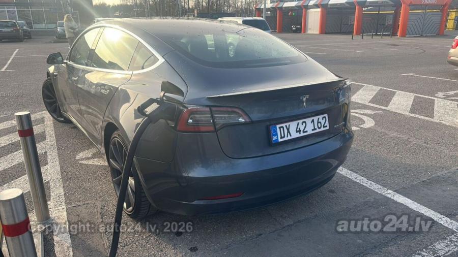 Grey Tesla Model 3 2020 in Parnu, with an engine capacity of 0.00 L and mileage of 128 thousand km for 18990 €, photo 5 on AUTOMOTO.COM.LV
