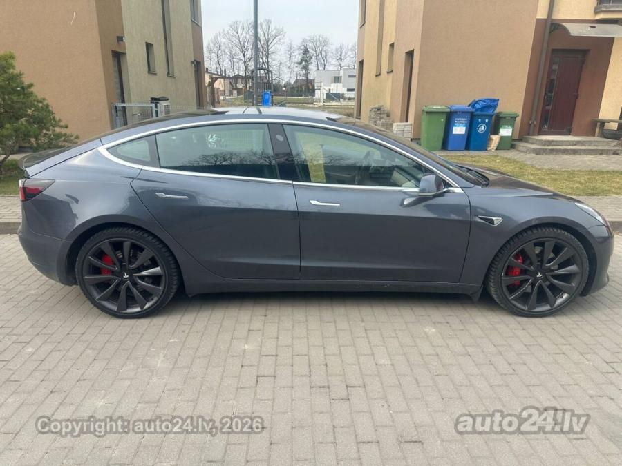Grey Tesla Model 3 2020 in Parnu, with an engine capacity of 0.00 L and mileage of 128 thousand km for 18990 €, photo 9 on AUTOMOTO.COM.LV