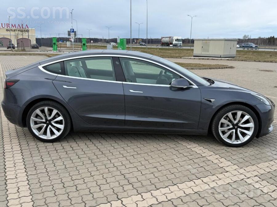 Grey Tesla Model 3 2020 in Riga, with an engine capacity of 0.00 L and mileage of 95 thousand km for 20500 €, photo 5 on AUTOMOTO.COM.LV
