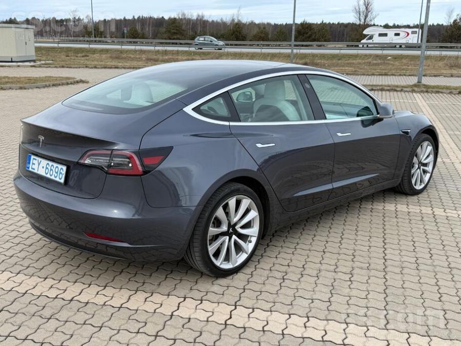 Grey Tesla Model 3 2020 in Riga, with an engine capacity of 0.00 L and mileage of 95 thousand km for 20500 €, photo 6 on AUTOMOTO.COM.LV