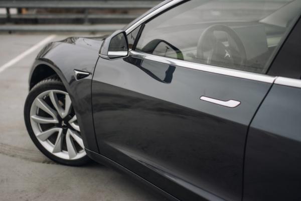 Grey Tesla Model 3 2020 in Riga, with an engine capacity of 0.00 L and mileage of 91 thousand km for 23000 €, photo 3 on AUTOMOTO.COM.LV