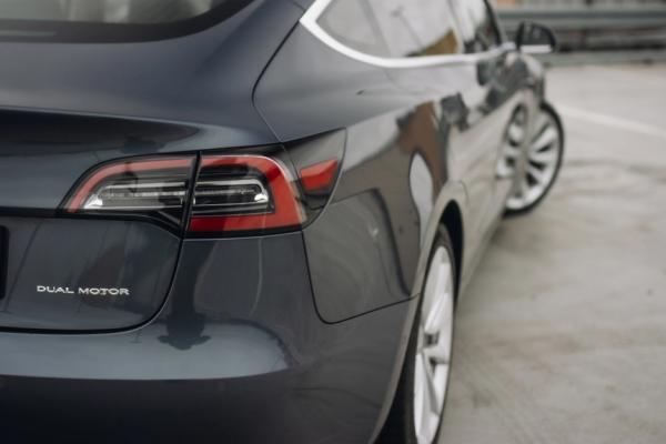 Grey Tesla Model 3 2020 in Riga, with an engine capacity of 0.00 L and mileage of 91 thousand km for 23000 €, photo 5 on AUTOMOTO.COM.LV