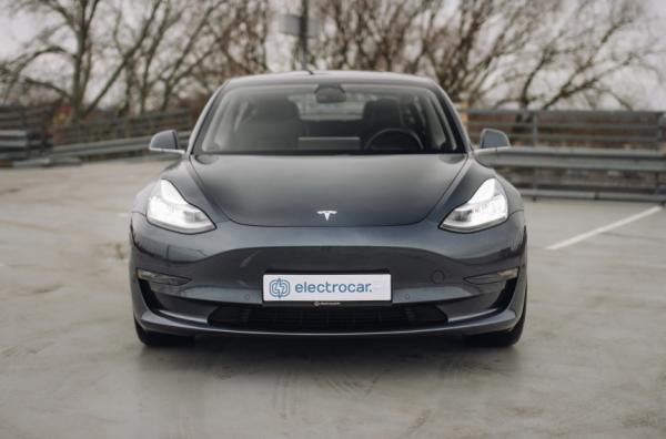 Grey Tesla Model 3 2020 in Riga, with an engine capacity of 0.00 L and mileage of 91 thousand km for 23000 €, photo 6 on AUTOMOTO.COM.LV