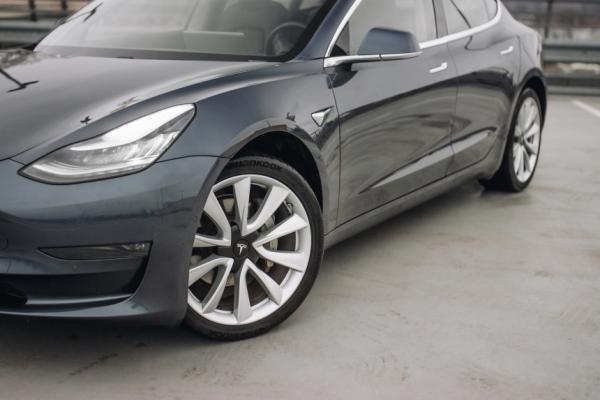 Grey Tesla Model 3 2020 in Riga, with an engine capacity of 0.00 L and mileage of 91 thousand km for 23000 €, photo 9 on AUTOMOTO.COM.LV