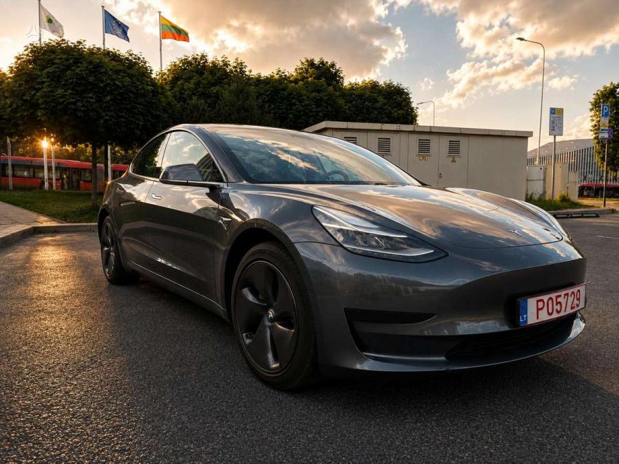 Grey Tesla Model 3 2020 in Vilnius, with an engine capacity of 0.00 L and mileage of 200 thousand km for 17900 €, photo 1 on AUTOMOTO.COM.LV