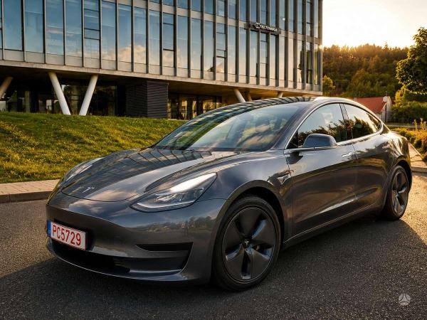 Grey Tesla Model 3 2020 in Vilnius, with an engine capacity of 0.00 L and mileage of 200 thousand km for 17900 €, photo 2 on AUTOMOTO.COM.LV