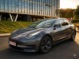Grey Tesla Model 3 2020 in Vilnius, with an engine capacity of 0.00 L and mileage of 200 thousand km for 17900 €, photo 3 on AUTOMOTO.COM.LV