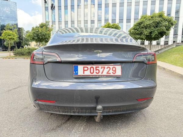 Grey Tesla Model 3 2020 in Vilnius, with an engine capacity of 0.00 L and mileage of 200 thousand km for 17900 €, photo 6 on AUTOMOTO.COM.LV