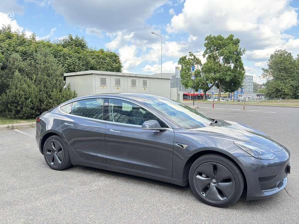 Grey Tesla Model 3 2020 in Vilnius, with an engine capacity of 0.00 L and mileage of 200 thousand km for 17900 €, photo 8 on AUTOMOTO.COM.LV