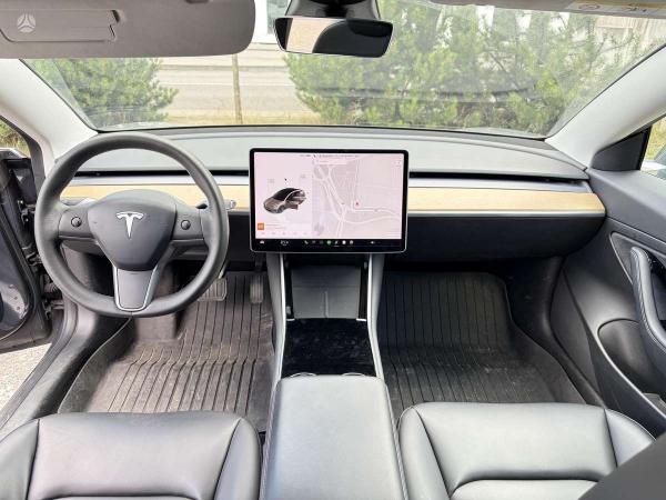 Grey Tesla Model 3 2020 in Vilnius, with an engine capacity of 0.00 L and mileage of 200 thousand km for 17900 €, photo 10 on AUTOMOTO.COM.LV