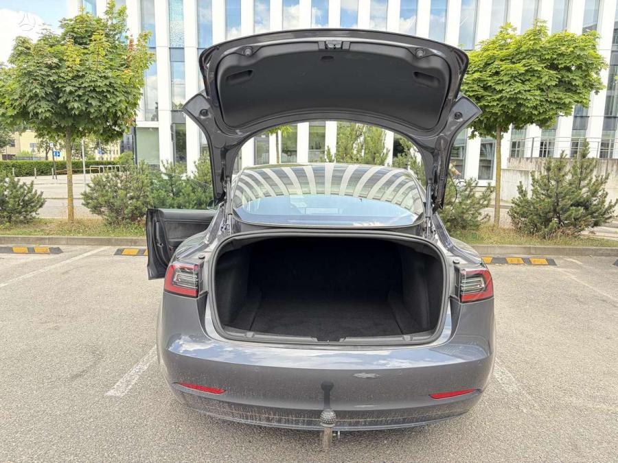 Grey Tesla Model 3 2020 in Vilnius, with an engine capacity of 0.00 L and mileage of 200 thousand km for 17900 €, photo 13 on AUTOMOTO.COM.LV