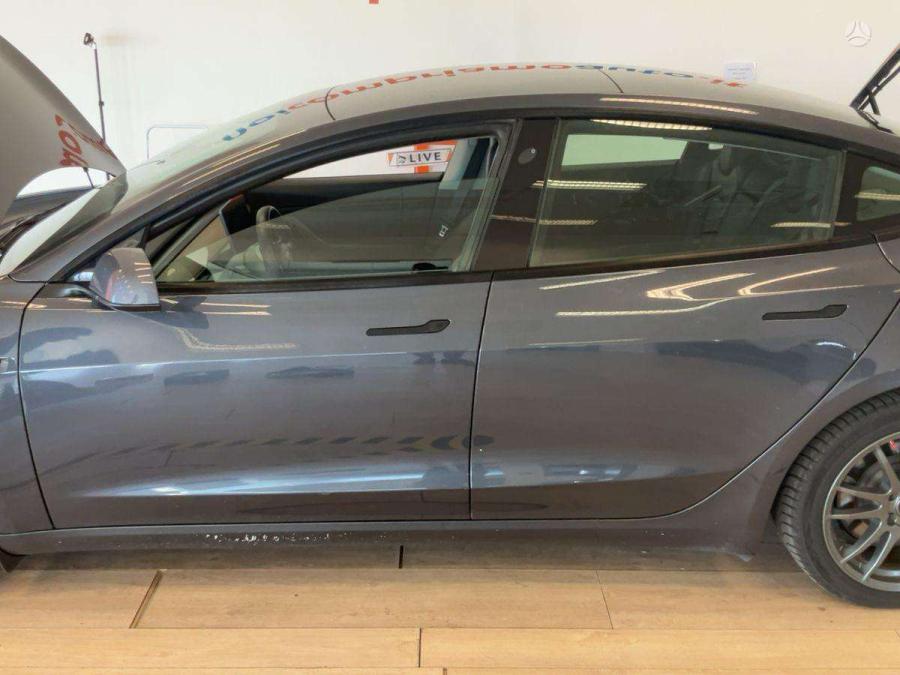 Grey Tesla Model 3 2020 in Vilnius, with an engine capacity of 0.00 L and mileage of 241 thousand km for 17999 €, photo 6 on AUTOMOTO.COM.LV