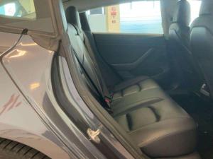 Grey Tesla Model 3 2020 in Vilnius, with an engine capacity of 0.00 L and mileage of 241 thousand km for 17999 €, photo 16 on AUTOMOTO.COM.LV
