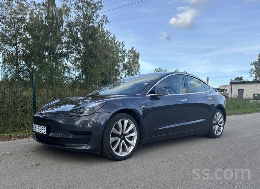 Grey Tesla Model 3 2020 in Ogre, with an engine capacity of 0.00 L and mileage of 99 thousand km for 24500 €, photo 3 on AUTOMOTO.COM.LV
