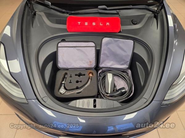 Grey Tesla Model 3 2021 in Tartu, with an engine capacity of 0.00 L and mileage of 154 thousand km for 25990 €, photo 11 on AUTOMOTO.COM.LV