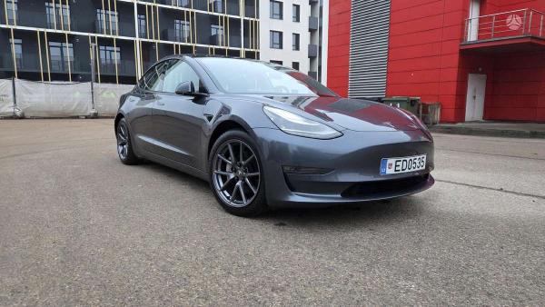 Grey Tesla Model 3 2021 in Vilnius, with an engine capacity of 0.00 L and mileage of 133 thousand km for 22499 €, photo 1 on AUTOMOTO.COM.LV