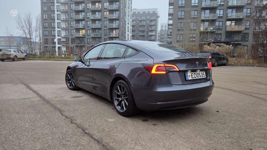 Grey Tesla Model 3 2021 in Vilnius, with an engine capacity of 0.00 L and mileage of 133 thousand km for 22499 €, photo 3 on AUTOMOTO.COM.LV