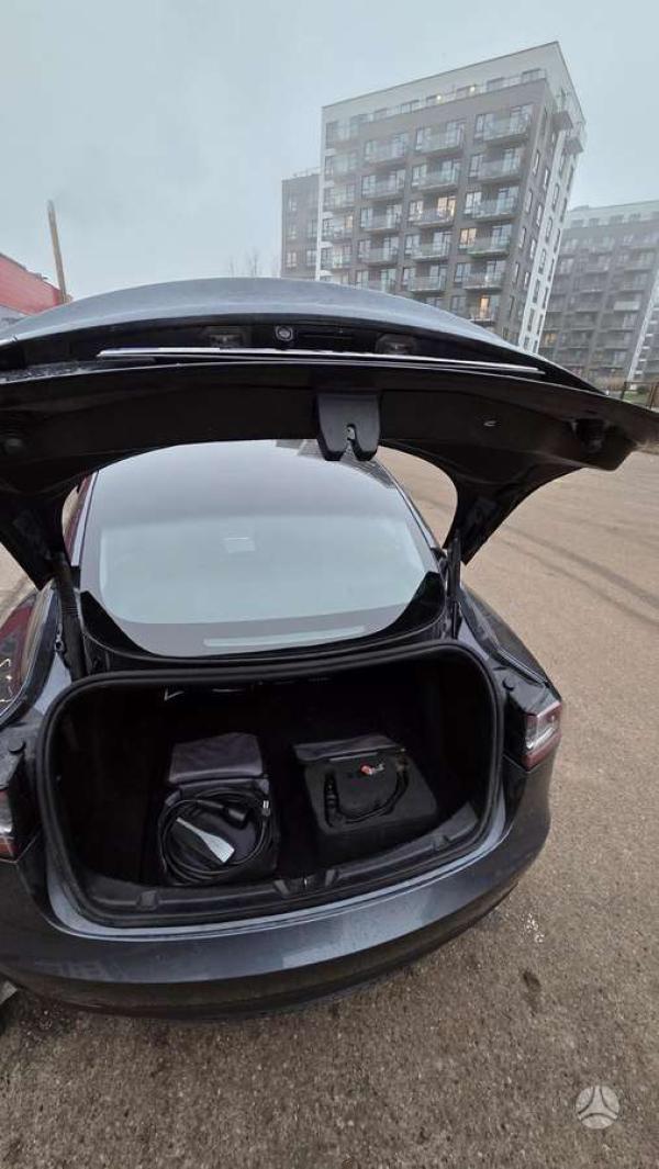 Grey Tesla Model 3 2021 in Vilnius, with an engine capacity of 0.00 L and mileage of 133 thousand km for 22499 €, photo 7 on AUTOMOTO.COM.LV