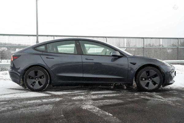 Pelēks Tesla Model 3 2021 Viļņa, ar dzinēja tilpumu 0.00 L un nobraukumu 126 tūkst. km par 23990 €, foto 5 vietnē AUTOMOTO.COM.LV