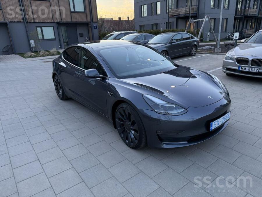 Pelēks Tesla Model 3 2021 Rīga, ar dzinēja tilpumu 0.00 L un nobraukumu 57 tūkst. km par 32000 €, foto 1 vietnē AUTOMOTO.COM.LV