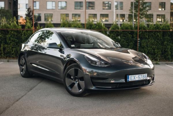 Pelēks Tesla Model 3 2021 Rīga, ar dzinēja tilpumu 0.00 L un nobraukumu 90 tūkst. km par 26900 €, foto 2 vietnē AUTOMOTO.COM.LV