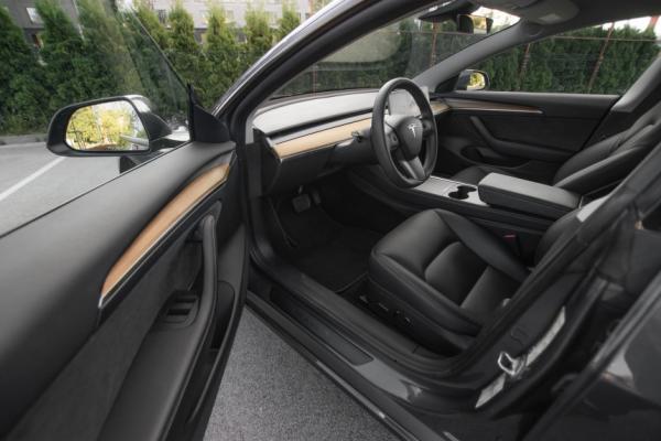 Pelēks Tesla Model 3 2021 Rīga, ar dzinēja tilpumu 0.00 L un nobraukumu 90 tūkst. km par 26900 €, foto 6 vietnē AUTOMOTO.COM.LV