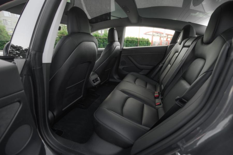 Pelēks Tesla Model 3 2021 Rīga, ar dzinēja tilpumu 0.00 L un nobraukumu 90 tūkst. km par 26900 €, foto 8 vietnē AUTOMOTO.COM.LV