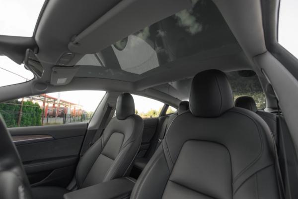 Grey Tesla Model 3 2021 in Riga, with an engine capacity of 0.00 L and mileage of 90 thousand km for 26900 €, photo 8 on AUTOMOTO.COM.LV