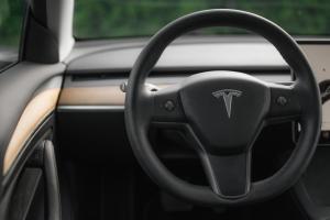 Pelēks Tesla Model 3 2021 Rīga, ar dzinēja tilpumu 0.00 L un nobraukumu 90 tūkst. km par 26900 €, foto 10 vietnē AUTOMOTO.COM.LV