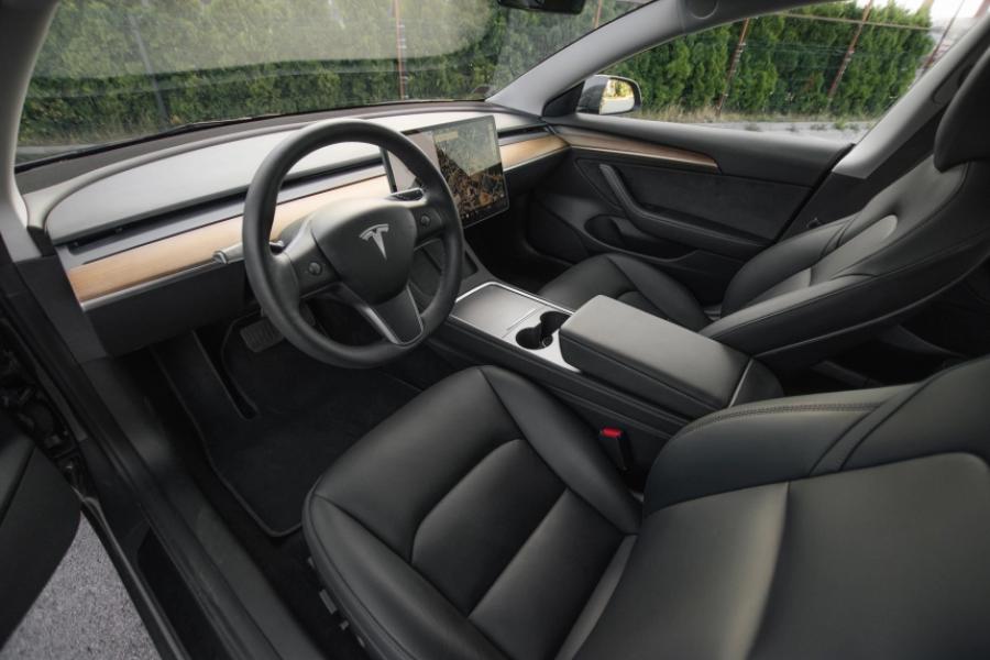 Pelēks Tesla Model 3 2021 Rīga, ar dzinēja tilpumu 0.00 L un nobraukumu 90 tūkst. km par 26900 €, foto 14 vietnē AUTOMOTO.COM.LV