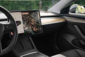 Pelēks Tesla Model 3 2021 Rīga, ar dzinēja tilpumu 0.00 L un nobraukumu 90 tūkst. km par 26900 €, foto 15 vietnē AUTOMOTO.COM.LV