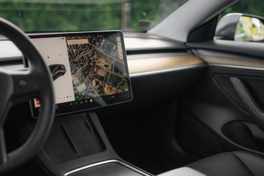 Pelēks Tesla Model 3 2021 Rīga, ar dzinēja tilpumu 0.00 L un nobraukumu 90 tūkst. km par 26900 €, foto 15 vietnē AUTOMOTO.COM.LV