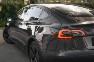 Pelēks Tesla Model 3 2021 Rīga, ar dzinēja tilpumu 0.00 L un nobraukumu 90 tūkst. km par 26900 €, foto 18 vietnē AUTOMOTO.COM.LV