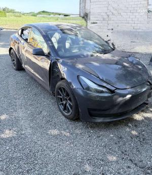 Pelēks Tesla Model 3 2021 Panevēža, ar dzinēja tilpumu 0.00 L un nobraukumu 116 tūkst. km par 8000 €, foto  vietnē AUTOMOTO.COM.LV