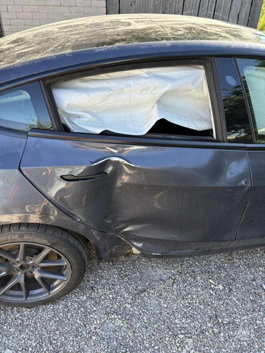 Pelēks Tesla Model 3 2021 Panevēža, ar dzinēja tilpumu 0.00 L un nobraukumu 116 tūkst. km par 8000 €, foto 3 vietnē AUTOMOTO.COM.LV