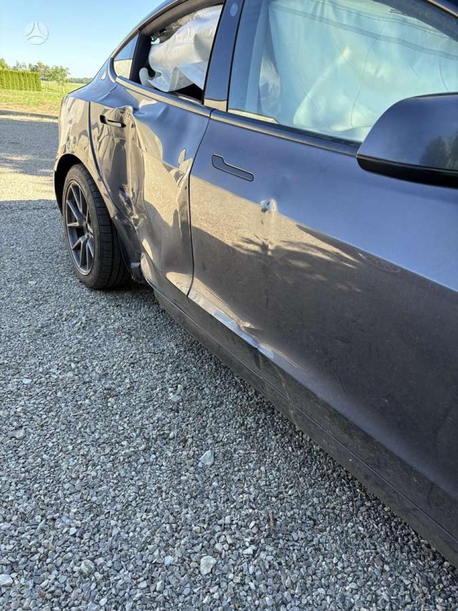Pelēks Tesla Model 3 2021 Panevēža, ar dzinēja tilpumu 0.00 L un nobraukumu 116 tūkst. km par 8000 €, foto 4 vietnē AUTOMOTO.COM.LV