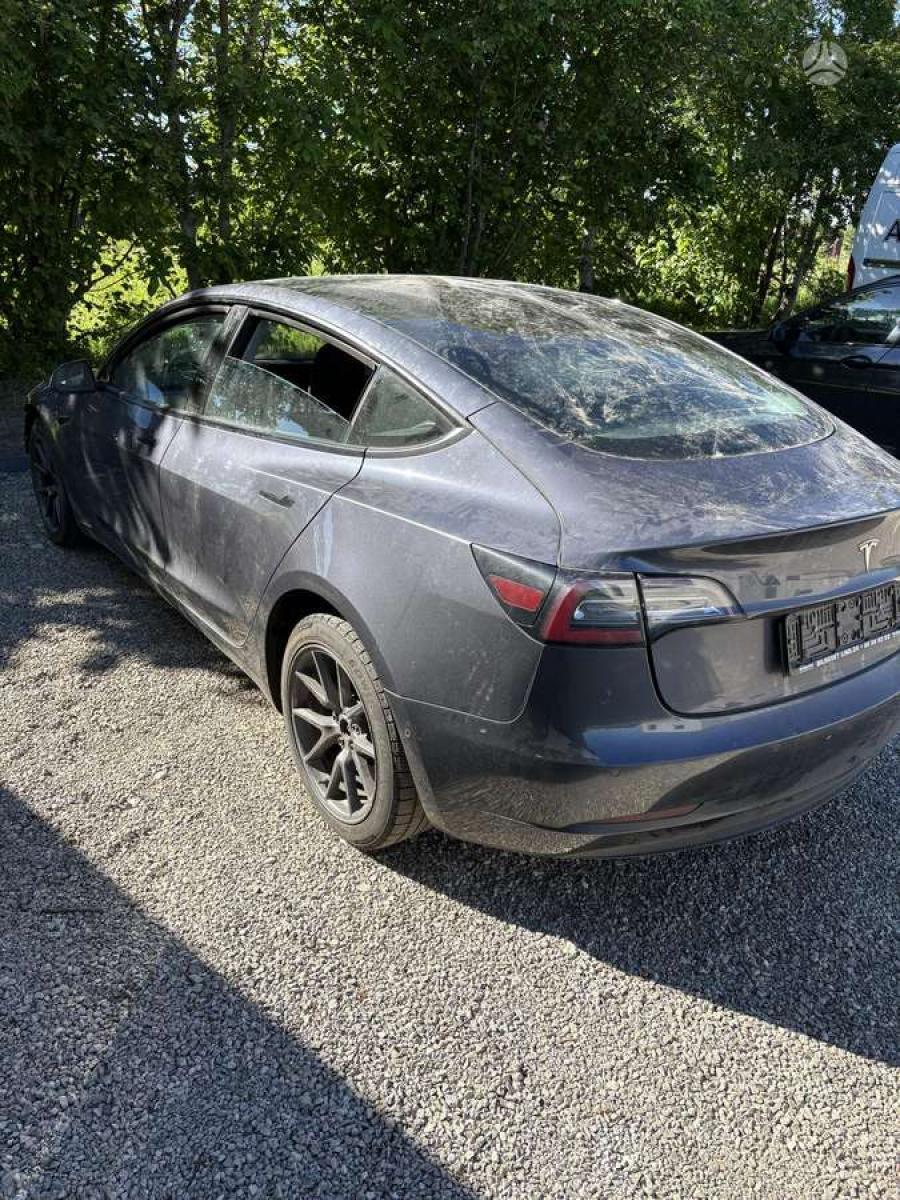 Pelēks Tesla Model 3 2021 Panevēža, ar dzinēja tilpumu 0.00 L un nobraukumu 116 tūkst. km par 8000 €, foto 9 vietnē AUTOMOTO.COM.LV