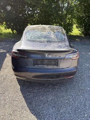 Pelēks Tesla Model 3 2021 Panevēža, ar dzinēja tilpumu 0.00 L un nobraukumu 116 tūkst. km par 8000 €, foto 10 vietnē AUTOMOTO.COM.LV