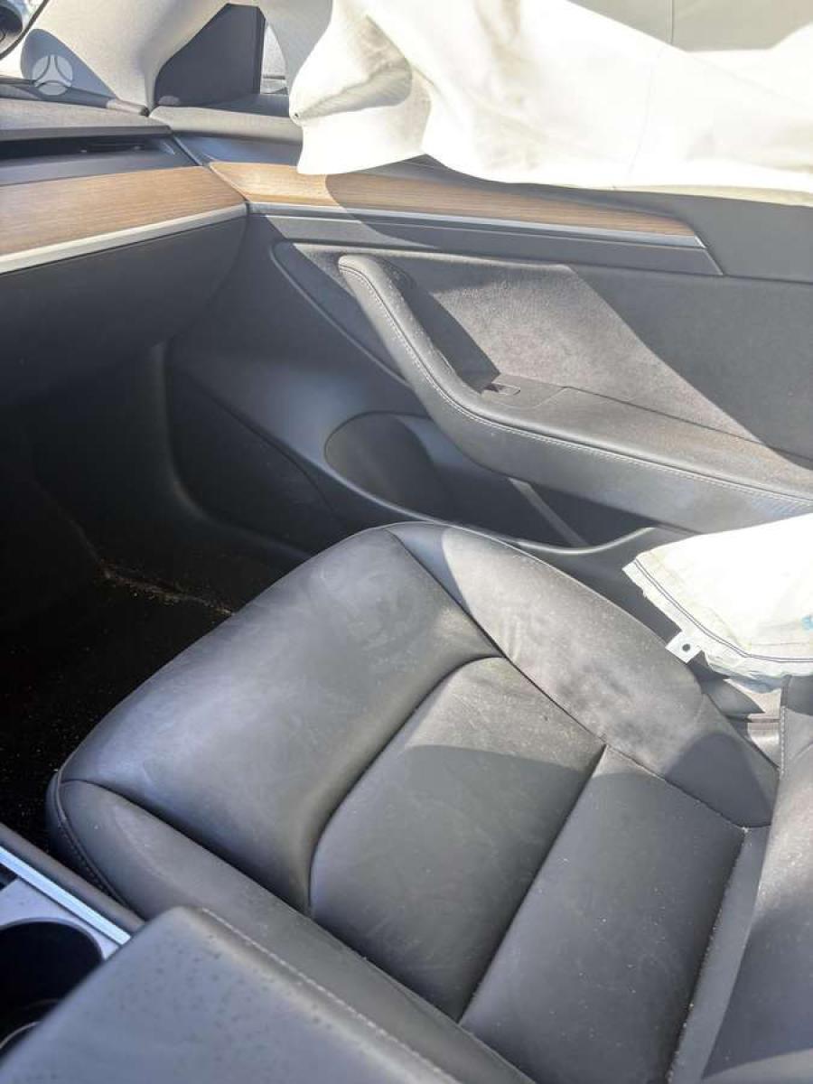 Pelēks Tesla Model 3 2021 Panevēža, ar dzinēja tilpumu 0.00 L un nobraukumu 116 tūkst. km par 8000 €, foto 14 vietnē AUTOMOTO.COM.LV