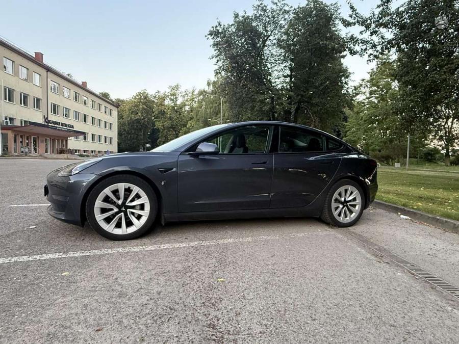 Pelēks Tesla Model 3 2021 Alīta, ar dzinēja tilpumu 0.00 L un nobraukumu 74 tūkst. km par 27900 €, foto 1 vietnē AUTOMOTO.COM.LV