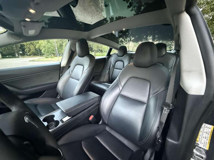 Pelēks Tesla Model 3 2021 Alīta, ar dzinēja tilpumu 0.00 L un nobraukumu 74 tūkst. km par 27900 €, foto 4 vietnē AUTOMOTO.COM.LV