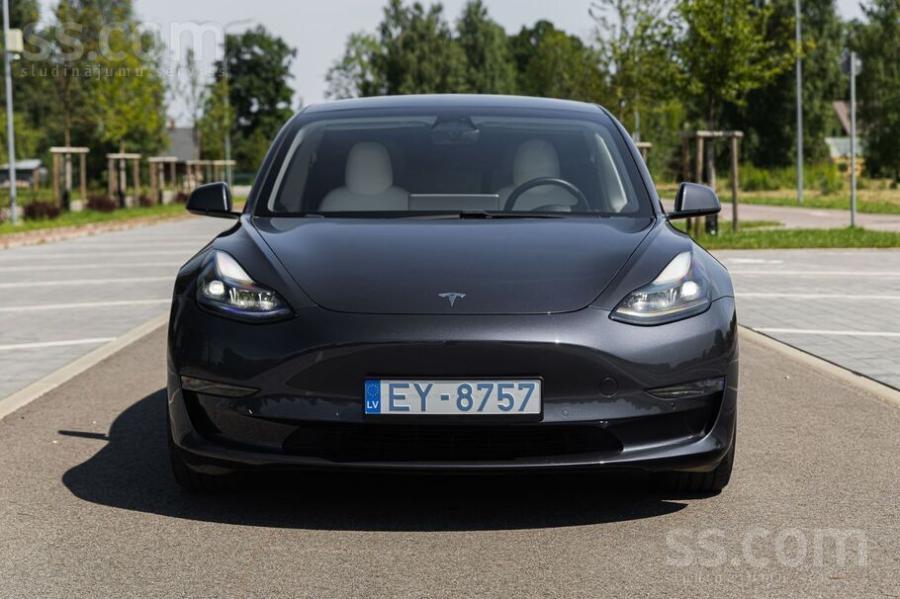 Grey Tesla Model 3 2021 in Jelgava, with an engine capacity of 0.00 L and mileage of 135 thousand km for 27600 €, photo 3 on AUTOMOTO.COM.LV