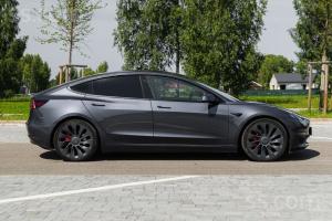 Grey Tesla Model 3 2021 in Jelgava, with an engine capacity of 0.00 L and mileage of 135 thousand km for 27600 €, photo 4 on AUTOMOTO.COM.LV