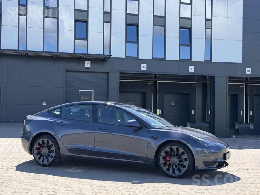 Grey Tesla Model 3 2022 in Riga, with an engine capacity of 0.00 L and mileage of 50 thousand km for 34900 €, photo 4 on AUTOMOTO.COM.LV